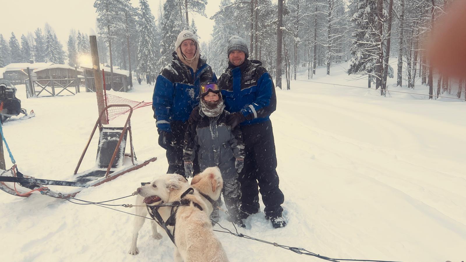 Tony Hudgell takes 26 families to visit Lapland this Christmas - BBC News