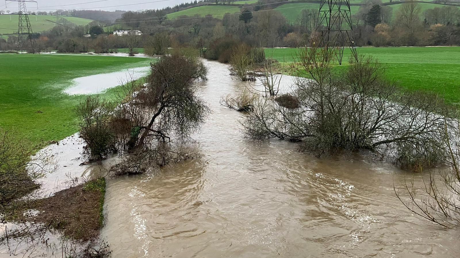 South west rail disruption continues after rain and flooding - BBC News
