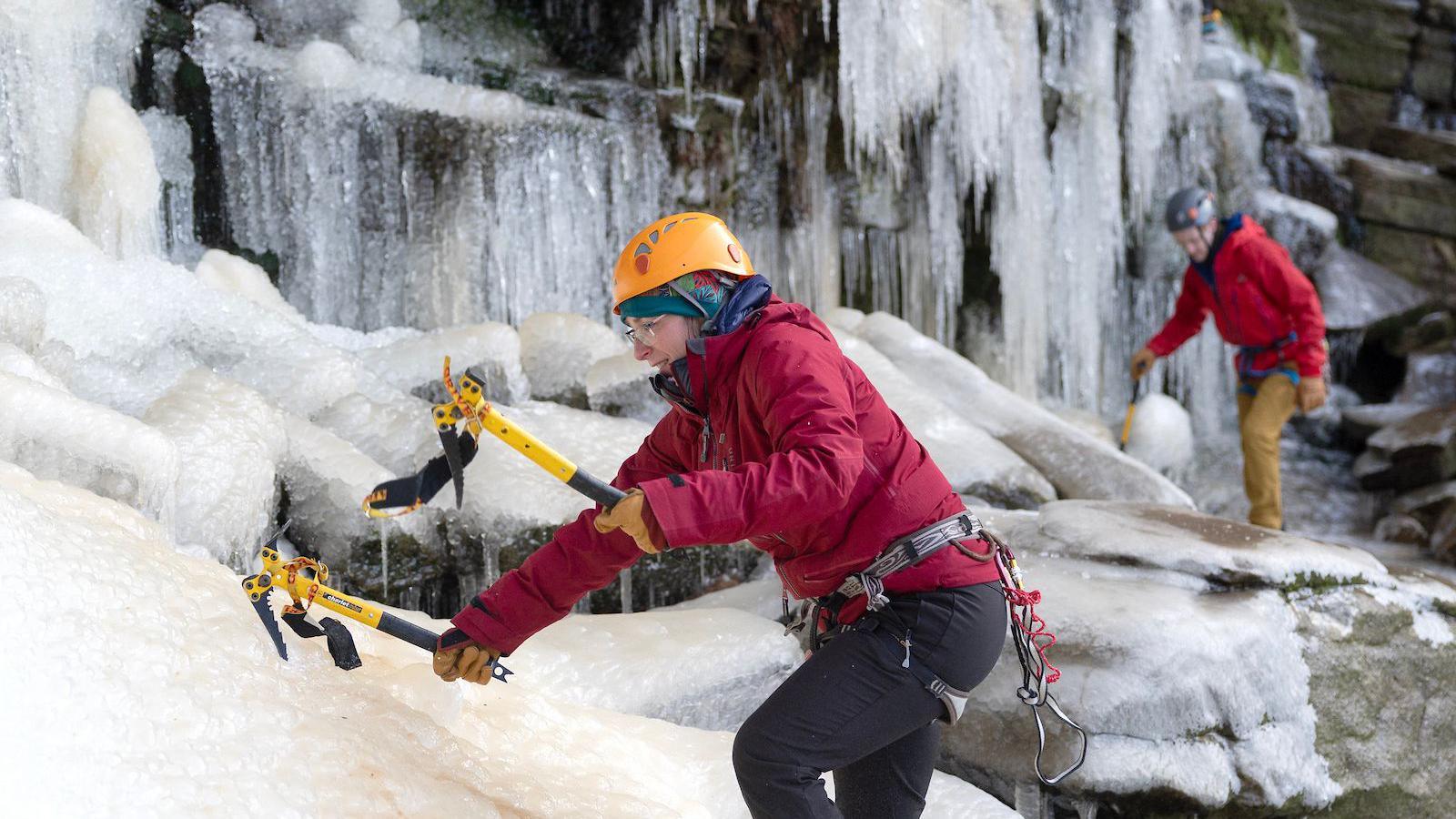 Kinder Downfall: Climbers scale frozen Peak District waterfall - BBC News
