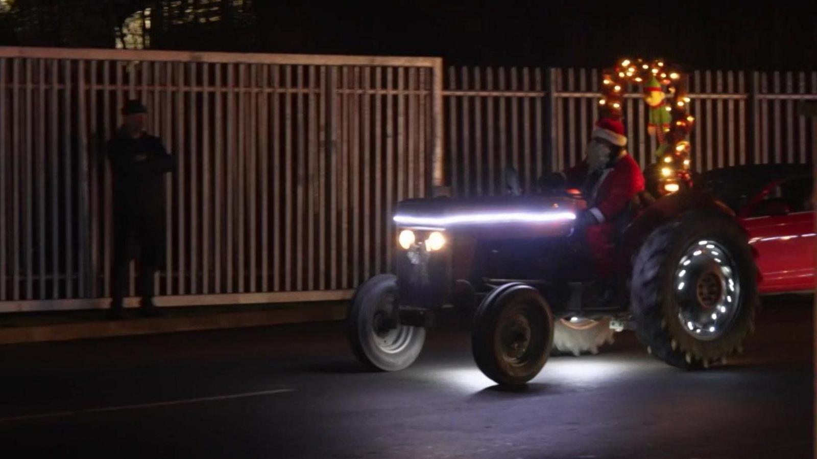 Christmas tractor convoy rolls through East Yorkshire villages - BBC News