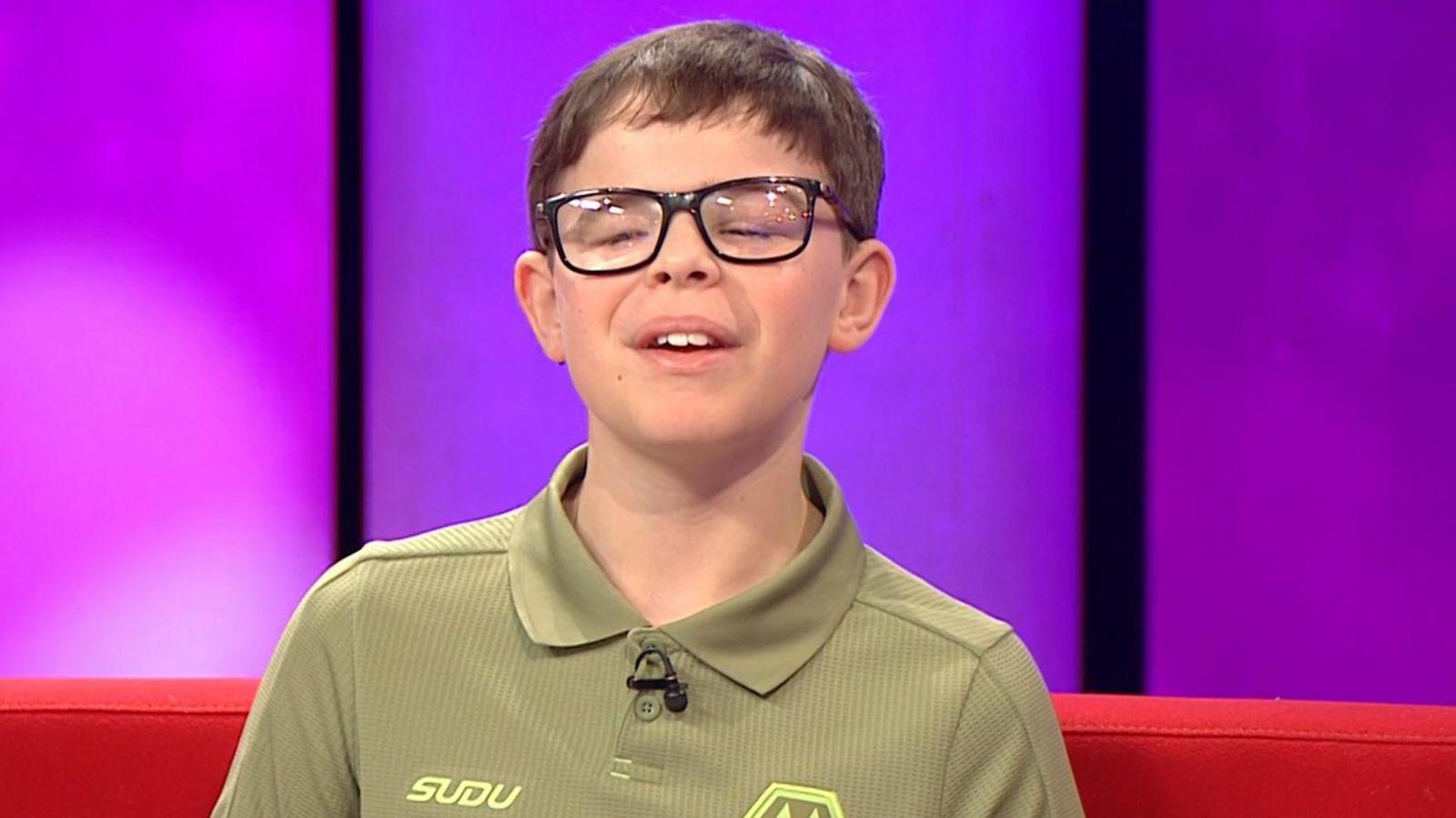 Wolves fan, aged 11, helps other blind people 'think positively' - BBC News