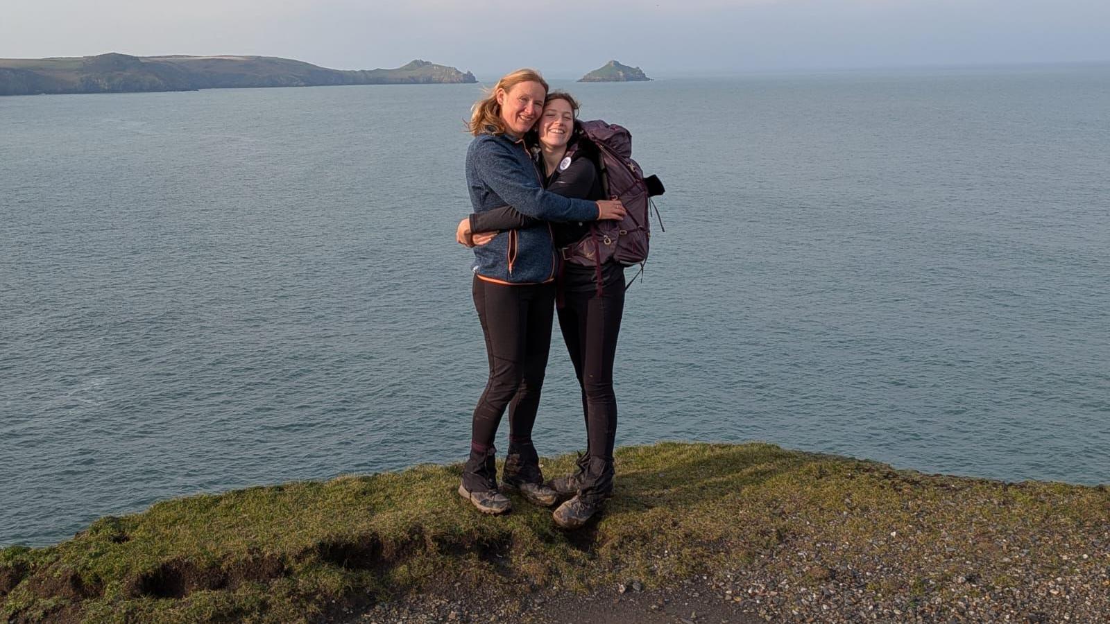 Nailsea family walks length of UK in daughter's memory - BBC News