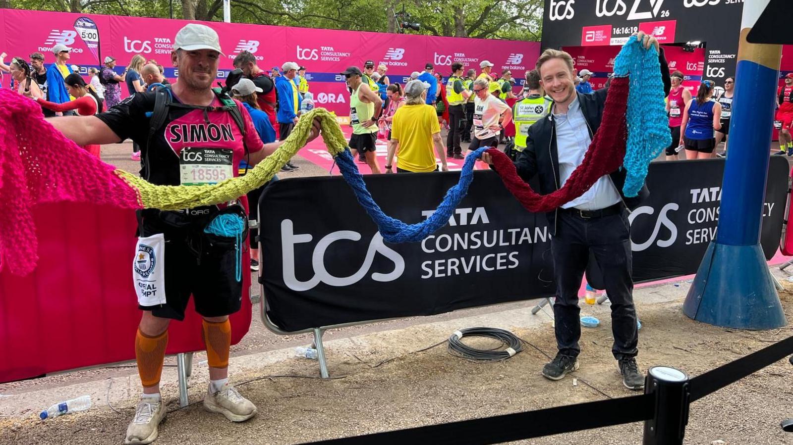Ashford man breaks knitting record while running London Marathon - BBC News