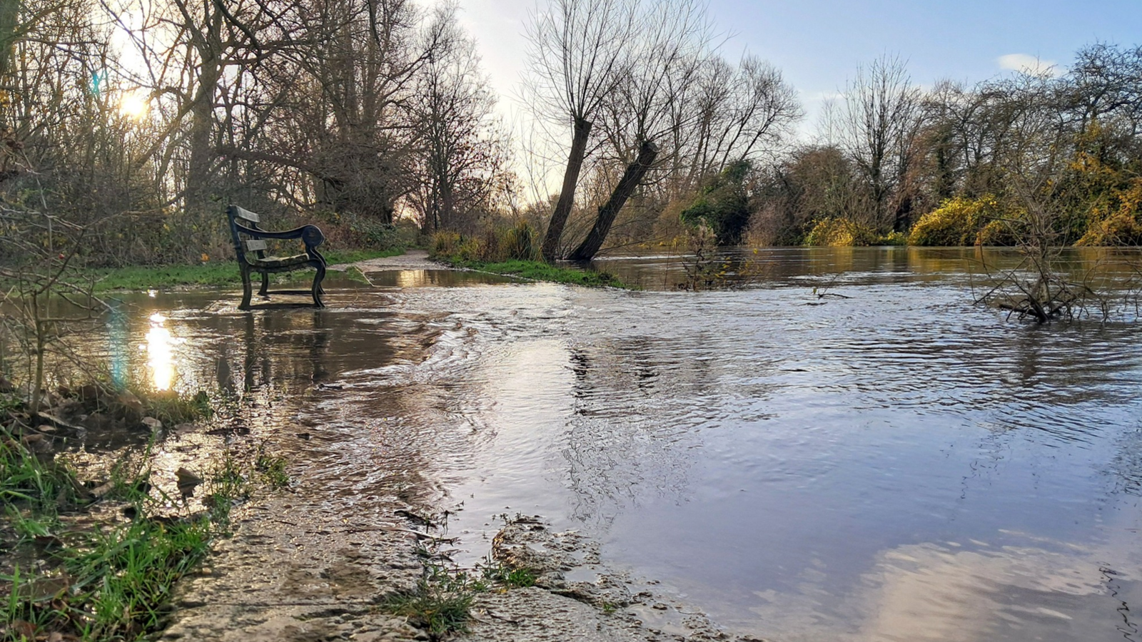 Flooded towpath in Oxford shut as city council makes warning - BBC News