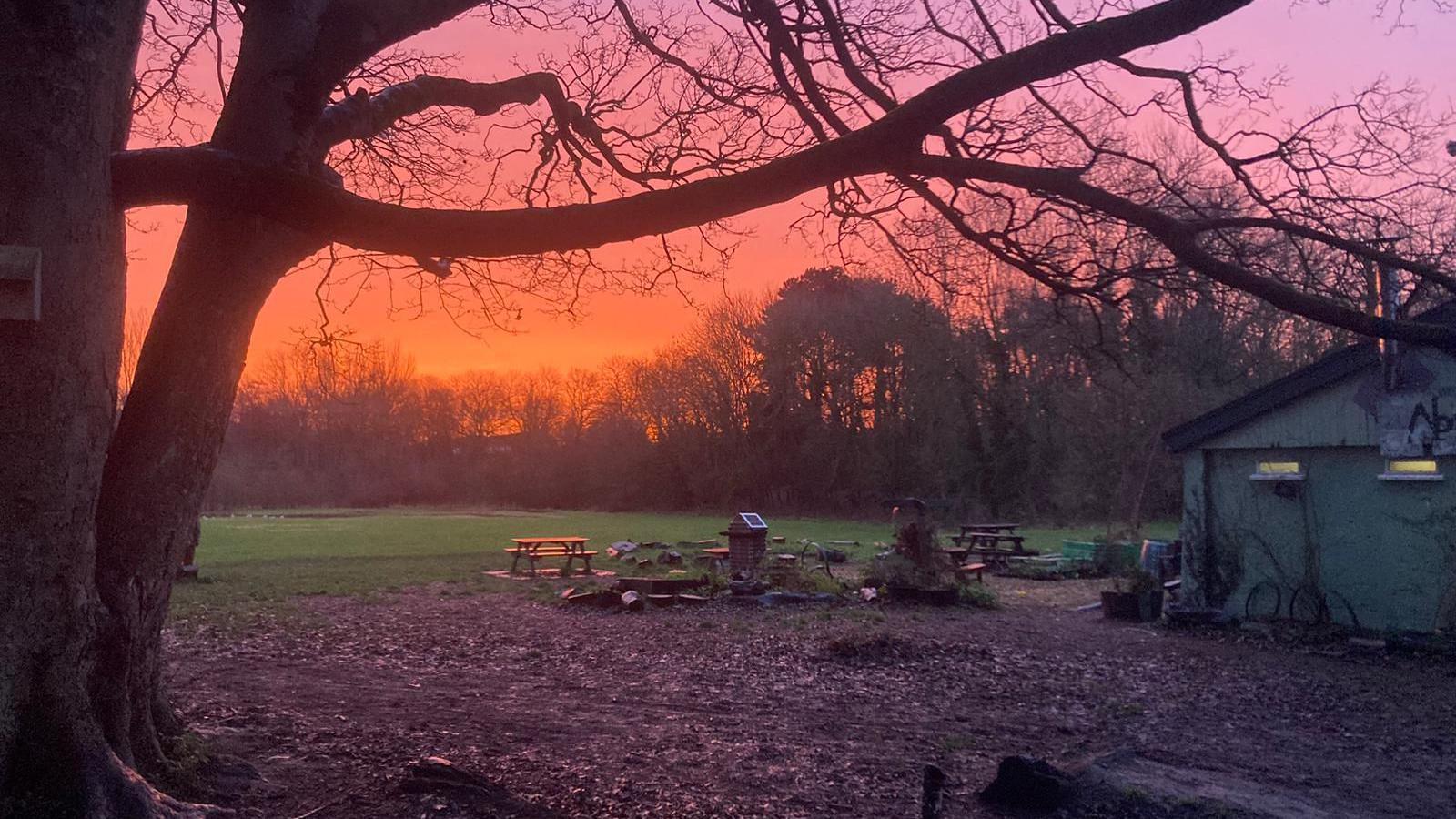 Fiery red skies spotted across Greater Manchester - BBC News
