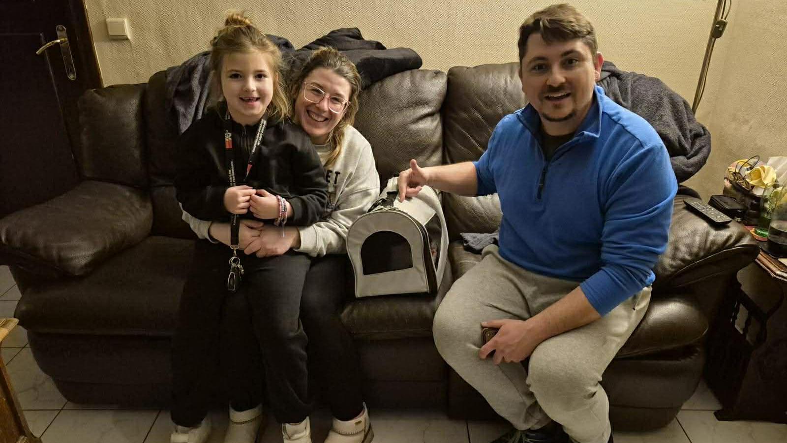 Kitten lost in Belgium brought home to Basingstoke months later - BBC News