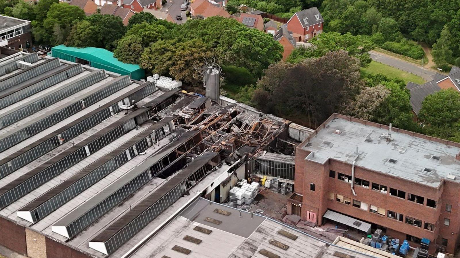Two million litres of water used at Daler-Rowney Bracknell fire - BBC News