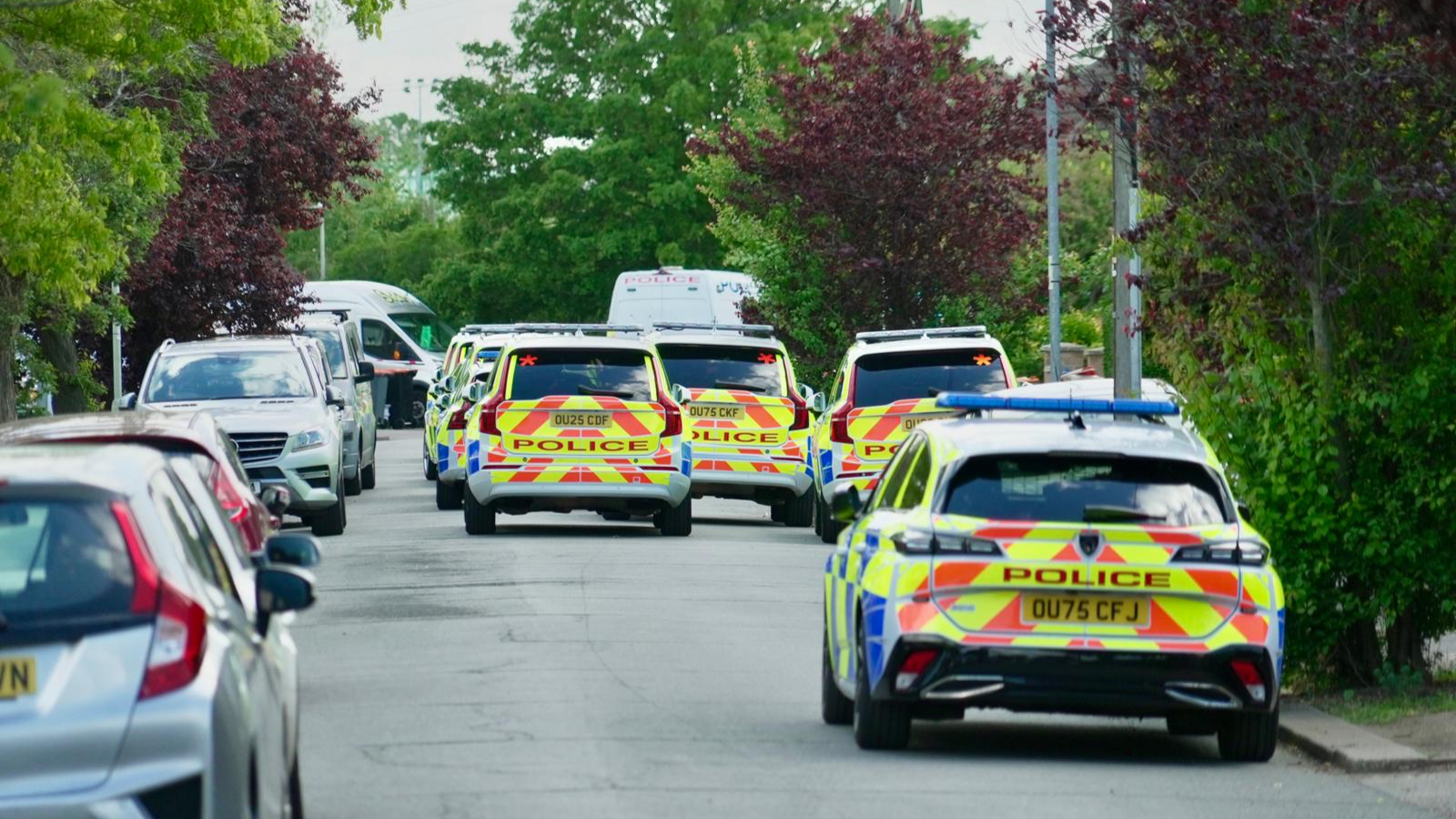 Man shot dead by police in Bedford after overnight stand-off - BBC News