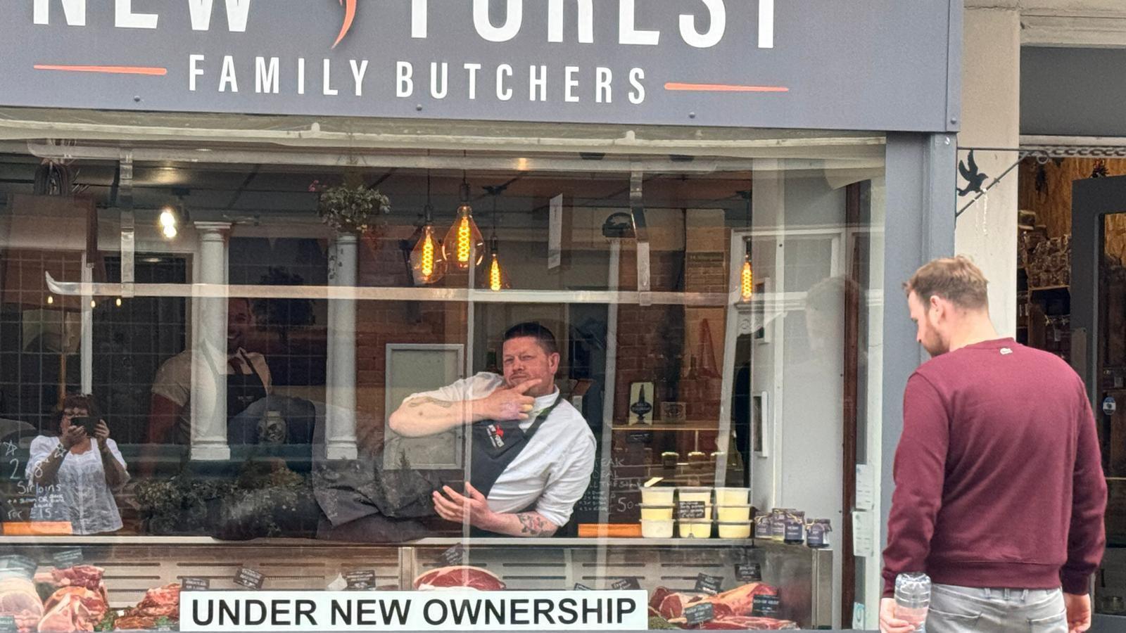 Lyndhurst landlady puts local business on the map at Christmas - BBC News