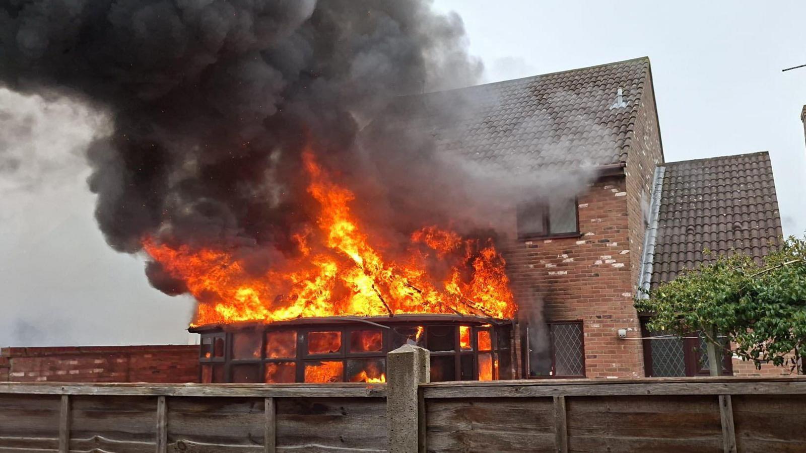 St Ives mum says alarm saved her family's lives in house fire - BBC News