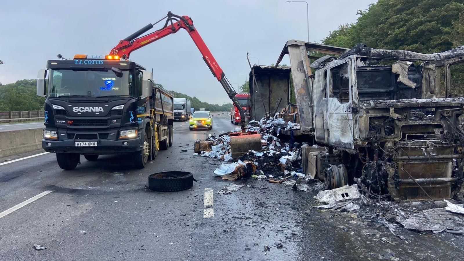 M25 anticlockwise in Essex fully reopens after two lorry fires - BBC News