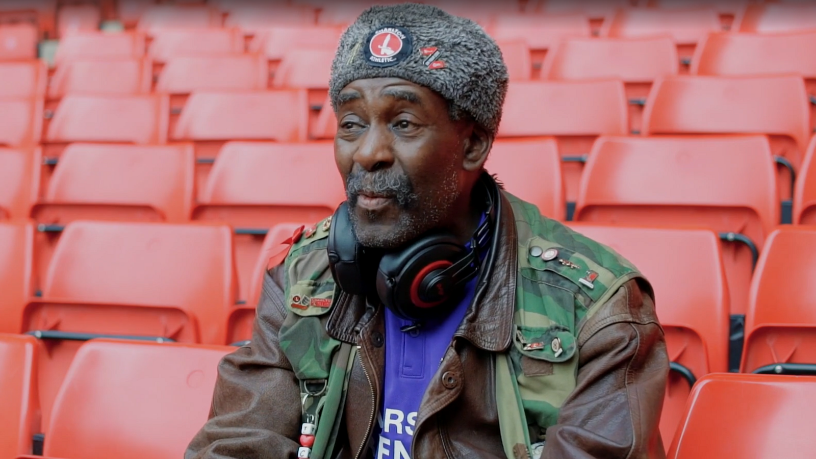 'Headphones Norm': Tributes paid to Charlton fan Norman Baker - BBC News