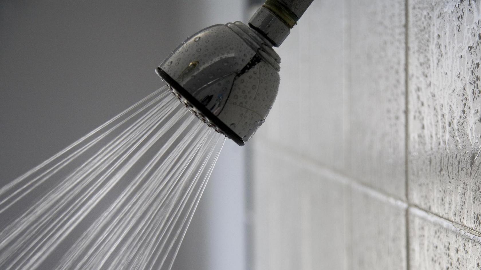 Free showers offered in south Essex to help cost of living - BBC News