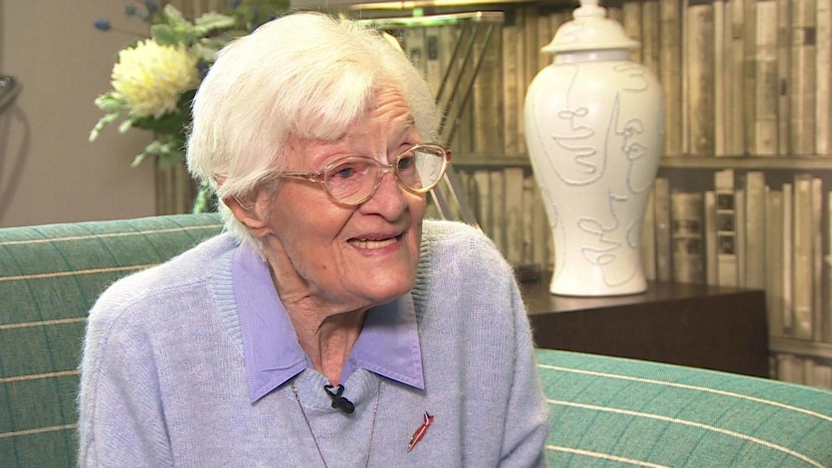 World War Two land girl Gwen Raggett, 99, recalls farm work - BBC News