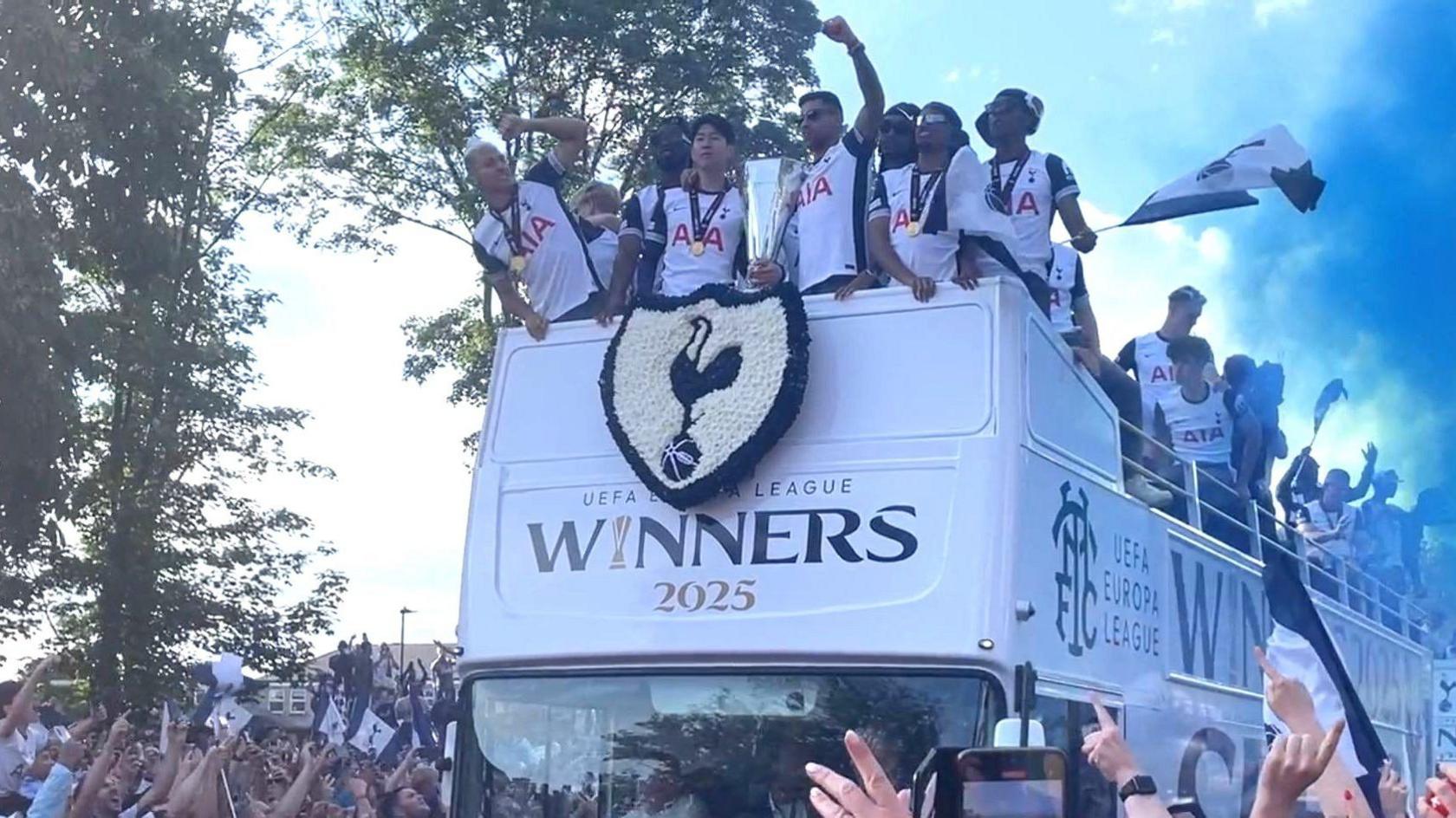 Tottenham news: Europa League trophy parade pics - BBC Sport