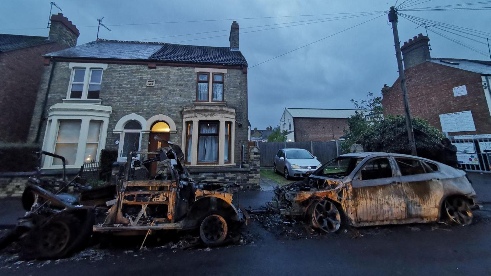 Several cars on Peterborough street destroyed by fire - BBC News