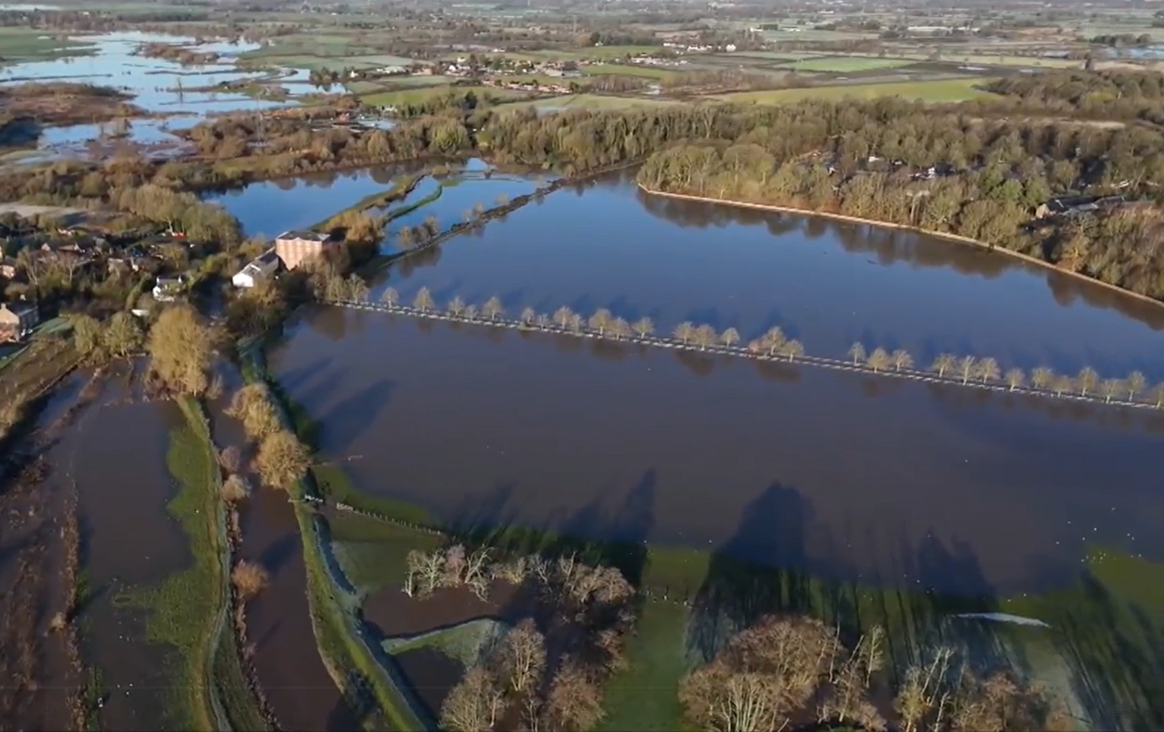'Llangollen Canal collapse will massively affect business' - BBC News