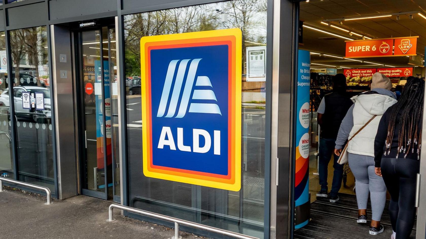 Rugby building to be demolished for new Aldi store - BBC News