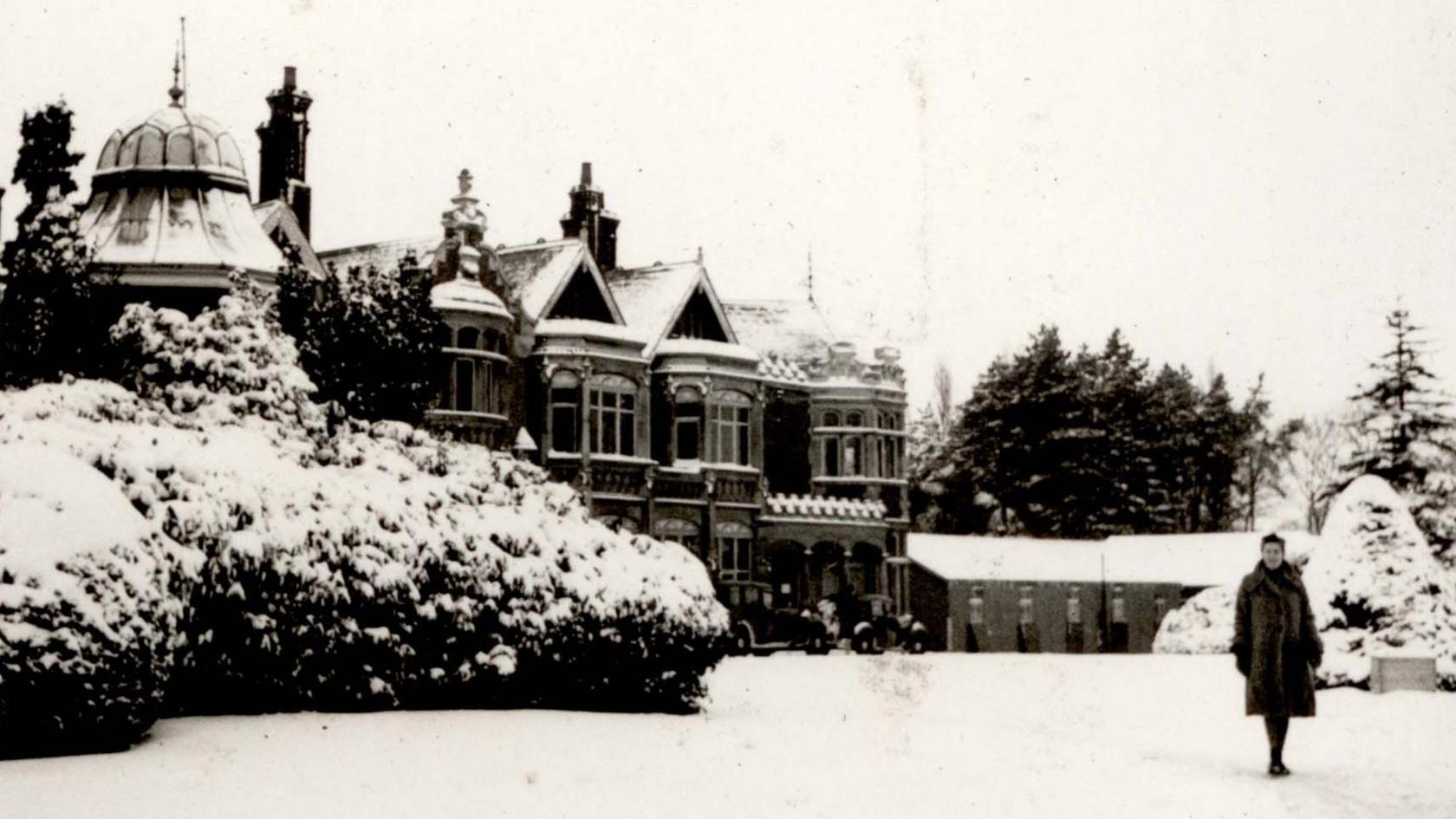 Rare photos of Bletchley Park in the snow during WW2 revealed - BBC News