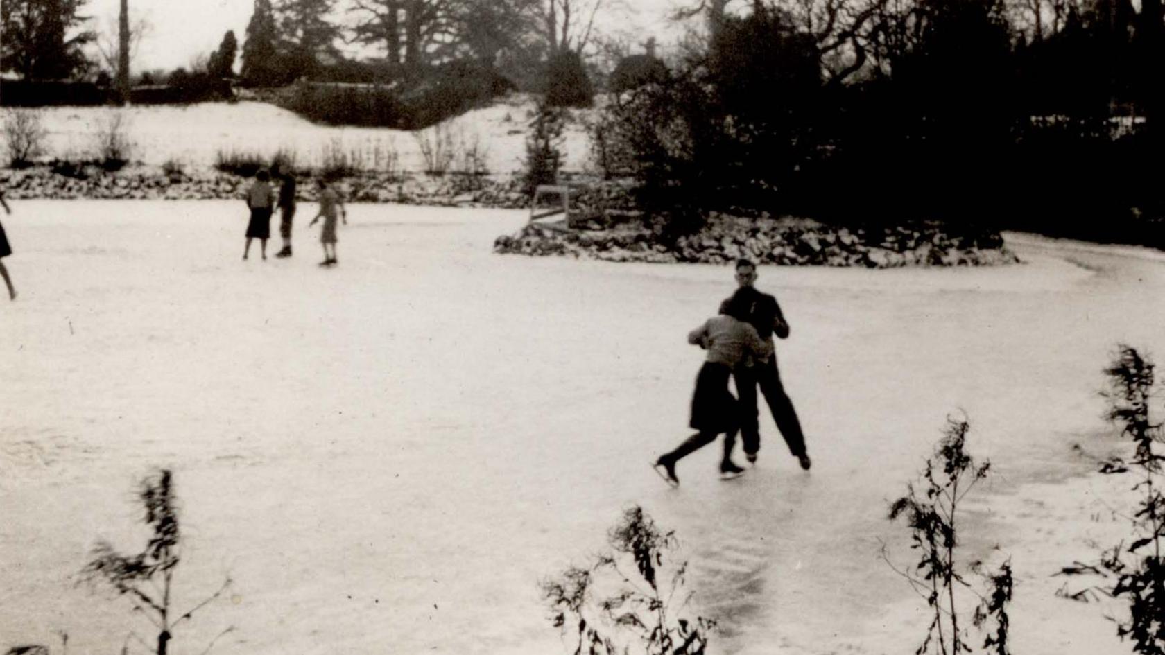 Rare photos of Bletchley Park in the snow during WW2 revealed - BBC News