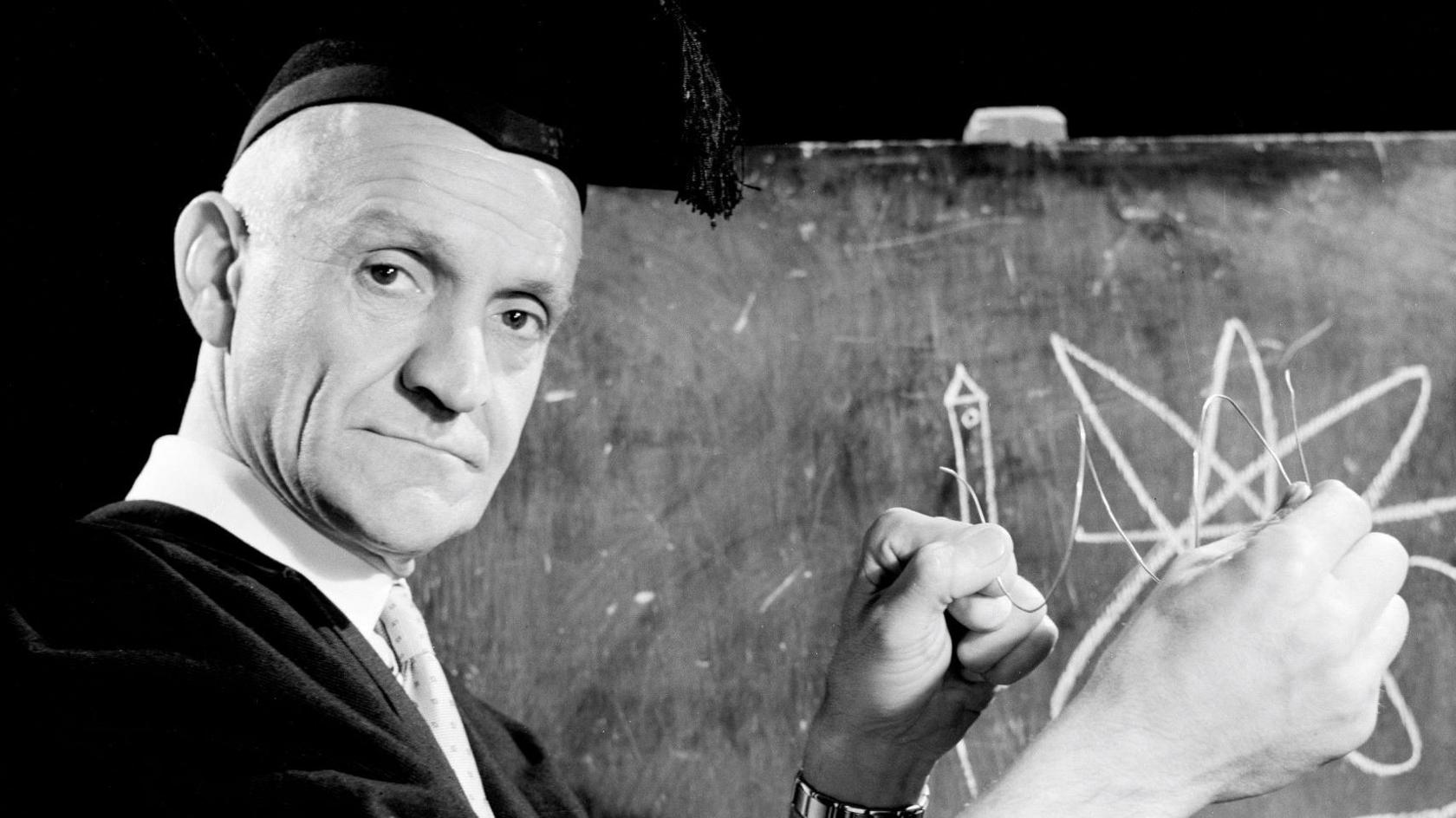 Stanley Unwin's family thrilled by his Long Buckby blue plaque - BBC News