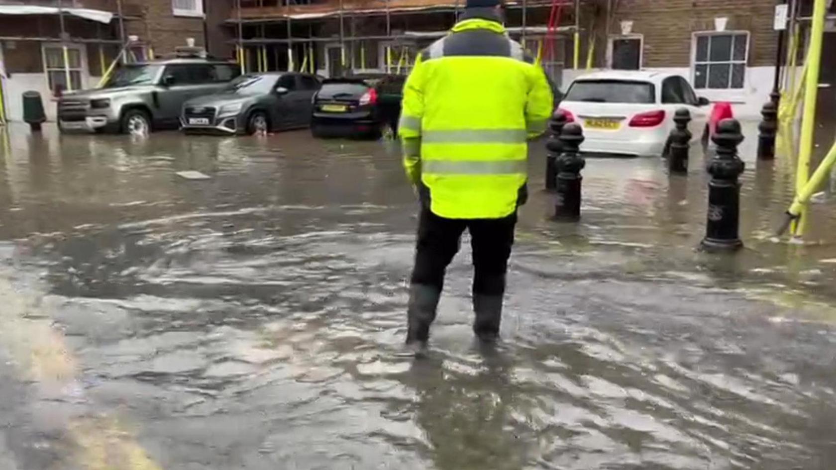 Holland Park 'catastrophic' burst pipe - water supply restored - BBC News