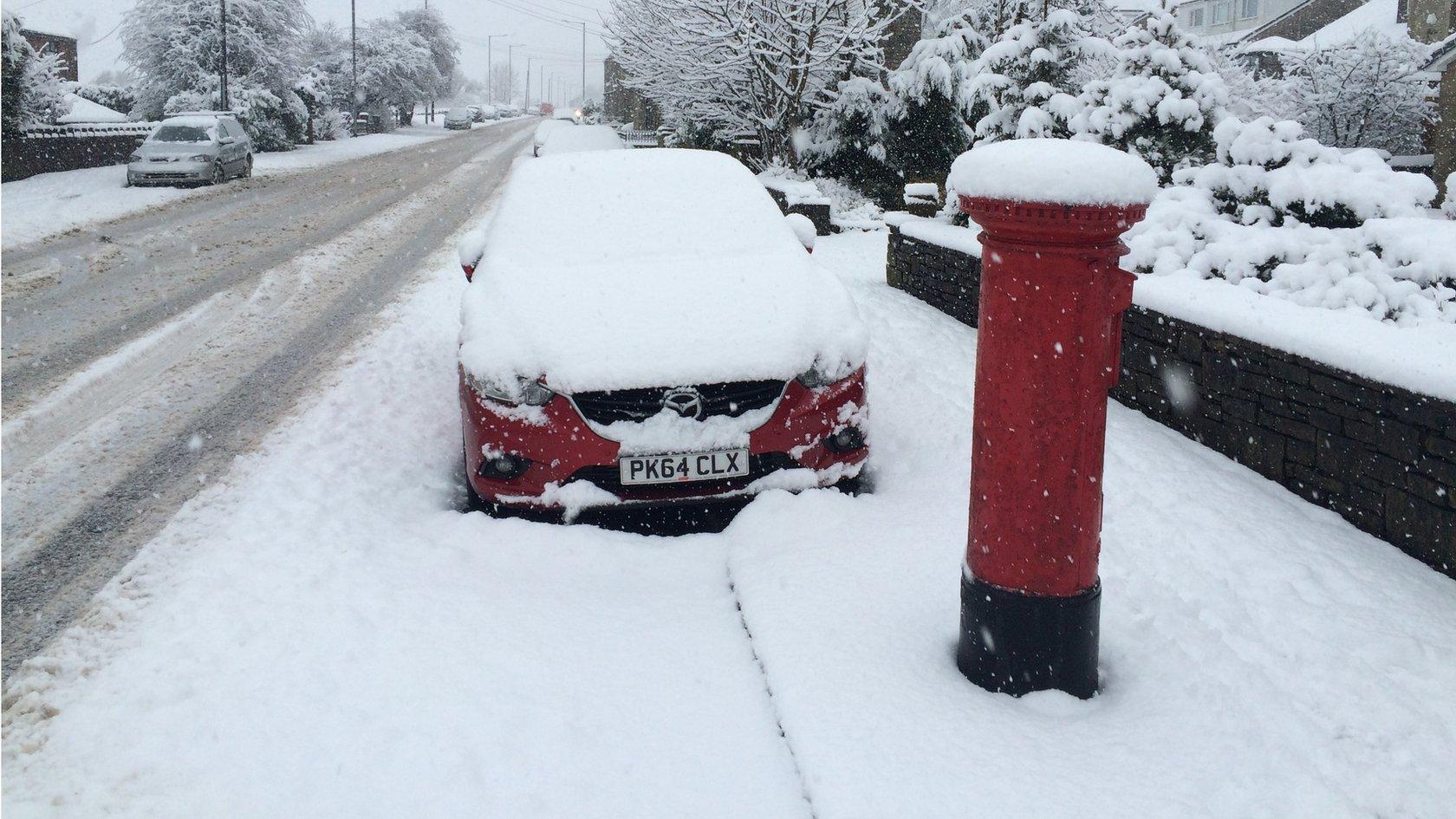 Heavy snow affects travel in the north of England - BBC News