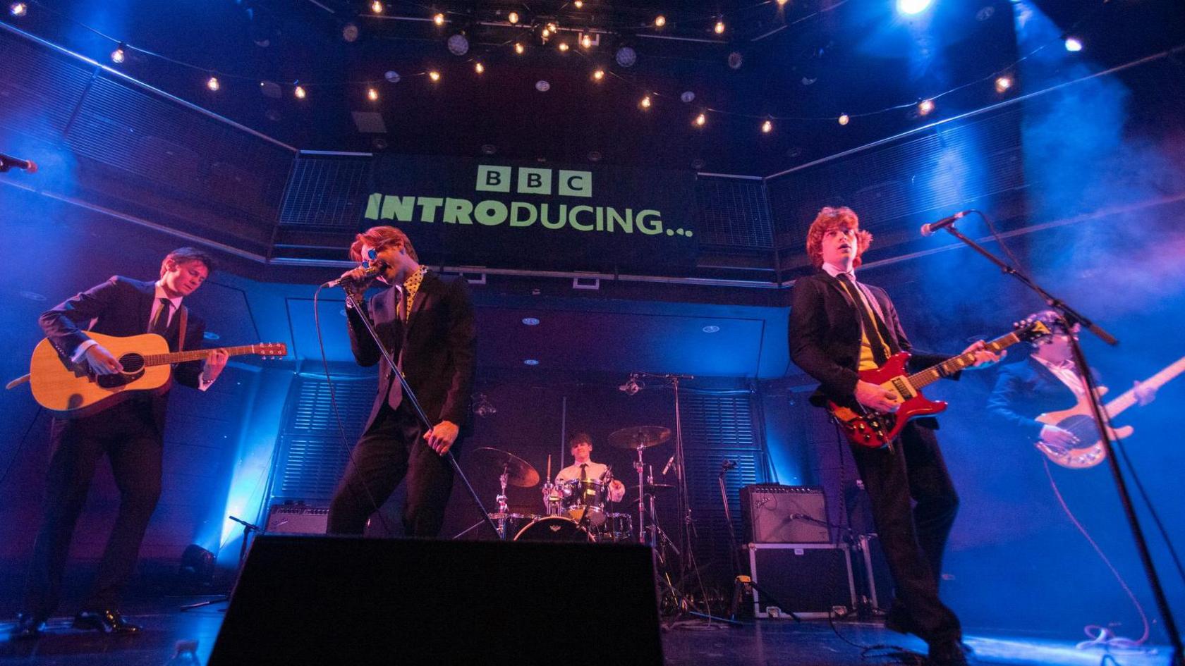 Radio 1's Big Weekend in Sunderland under way - BBC News