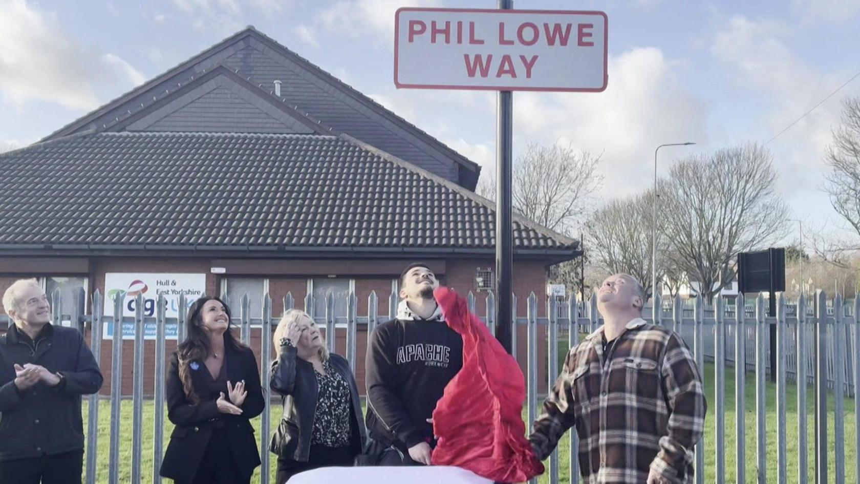 Street renamed in honour of Hull KR legend Phil Lowe - BBC News