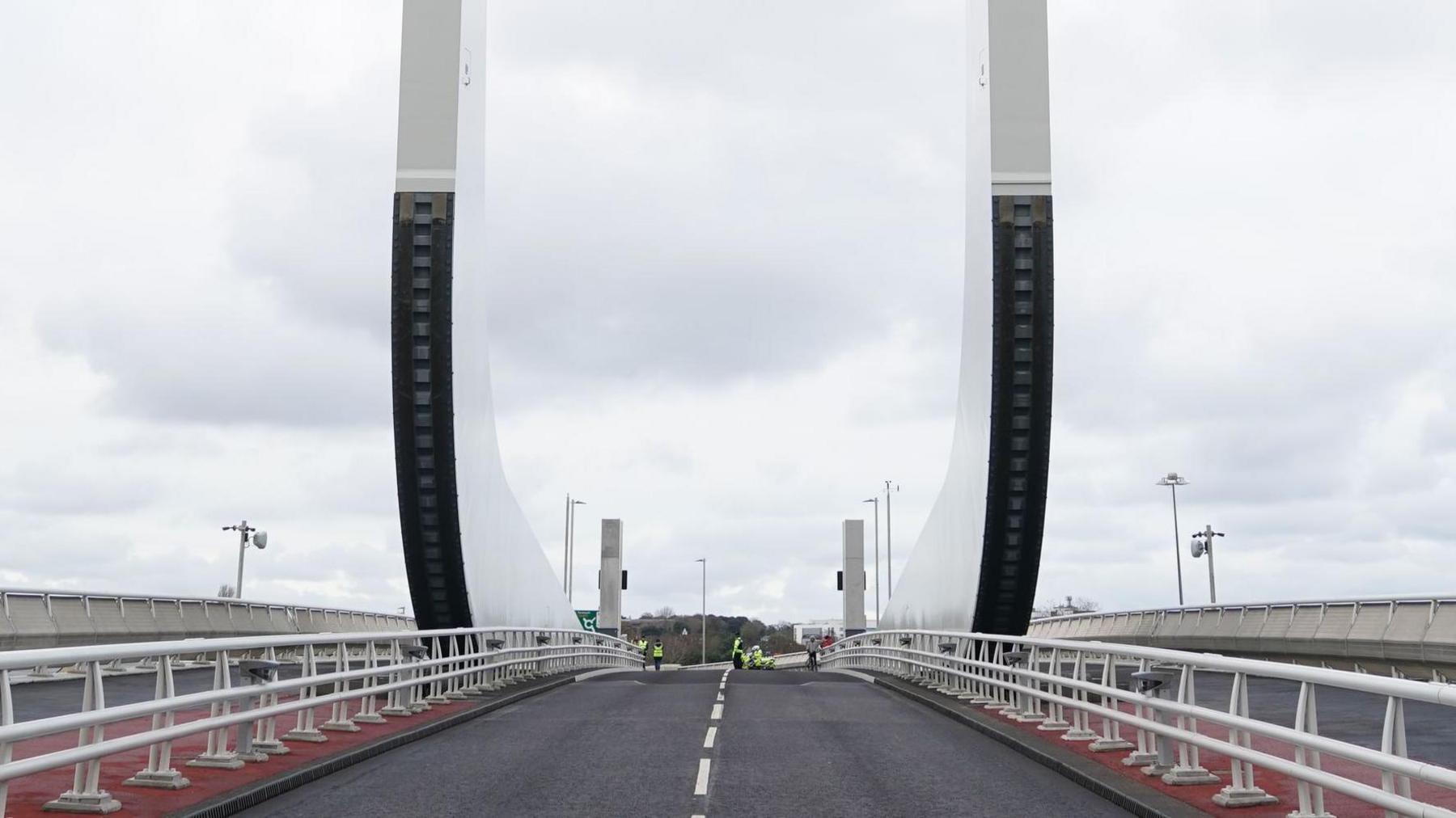 Gull Wing bridge in Lowestoft reopens after technical fault - BBC News