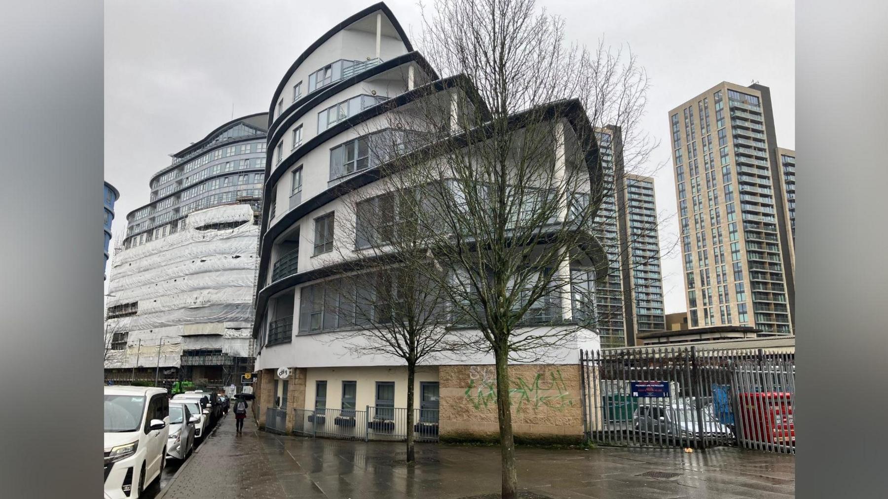 Possessions stuck in unsafe Woking tower block two years on - BBC News