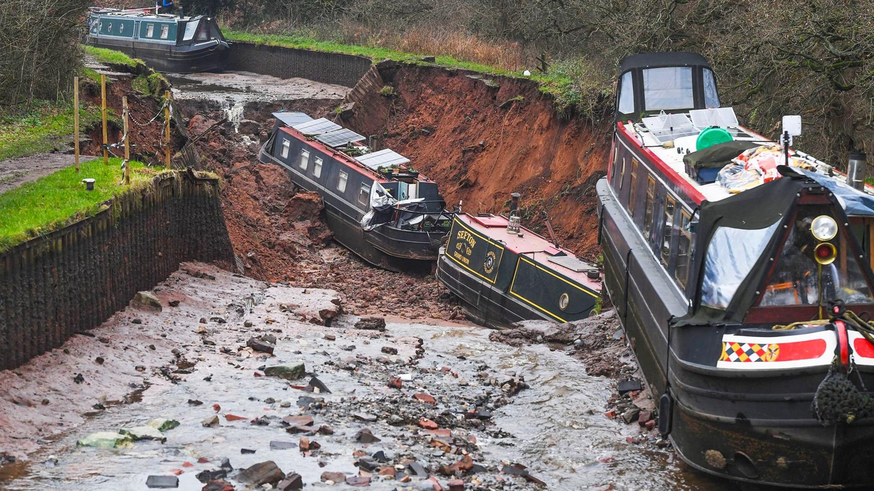 Boat stranded on edge of giant hole in Whitchurch canal pulled to ...
