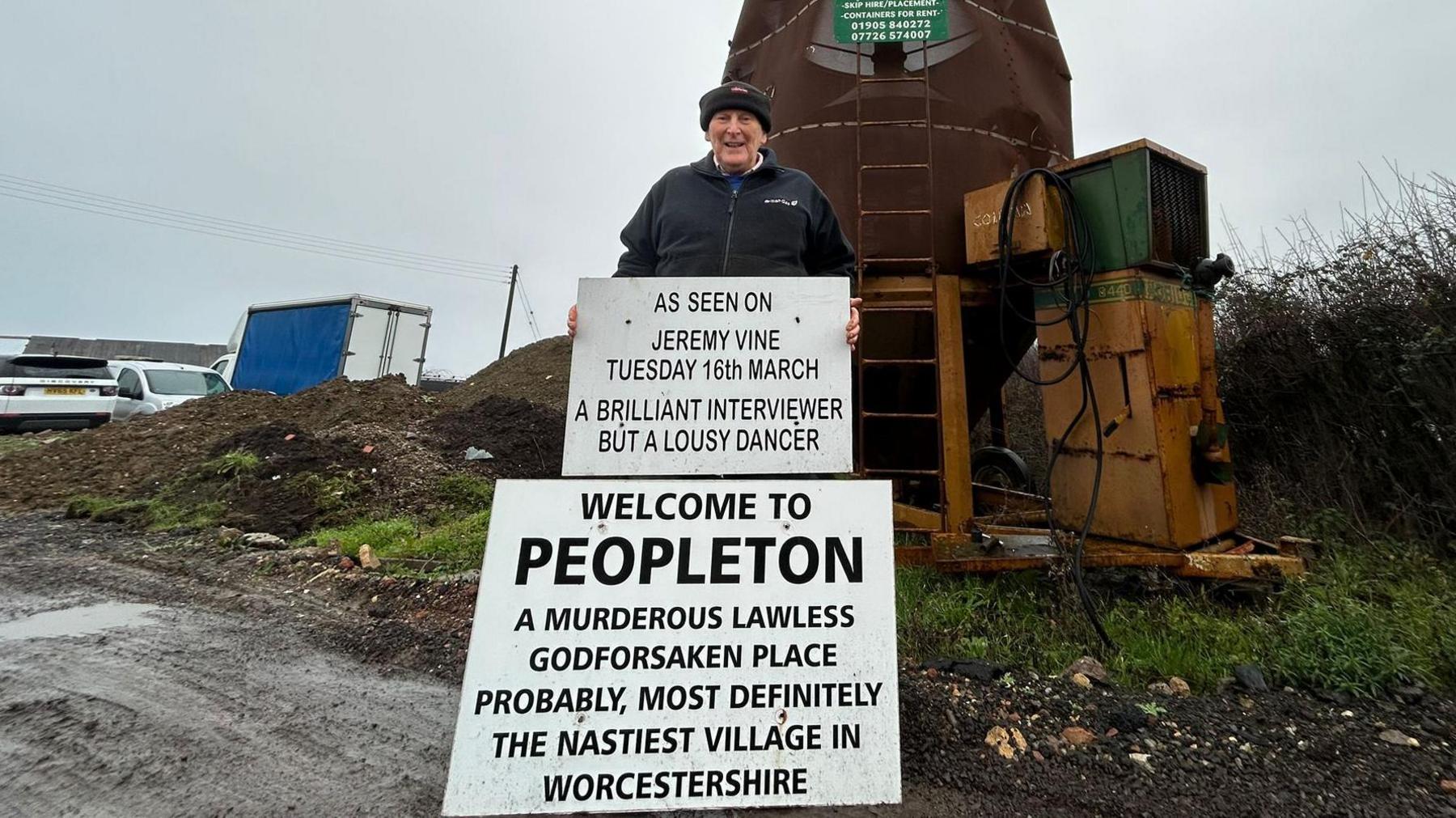 Peopleton farmer vows to remove waste as EA investigates - BBC News
