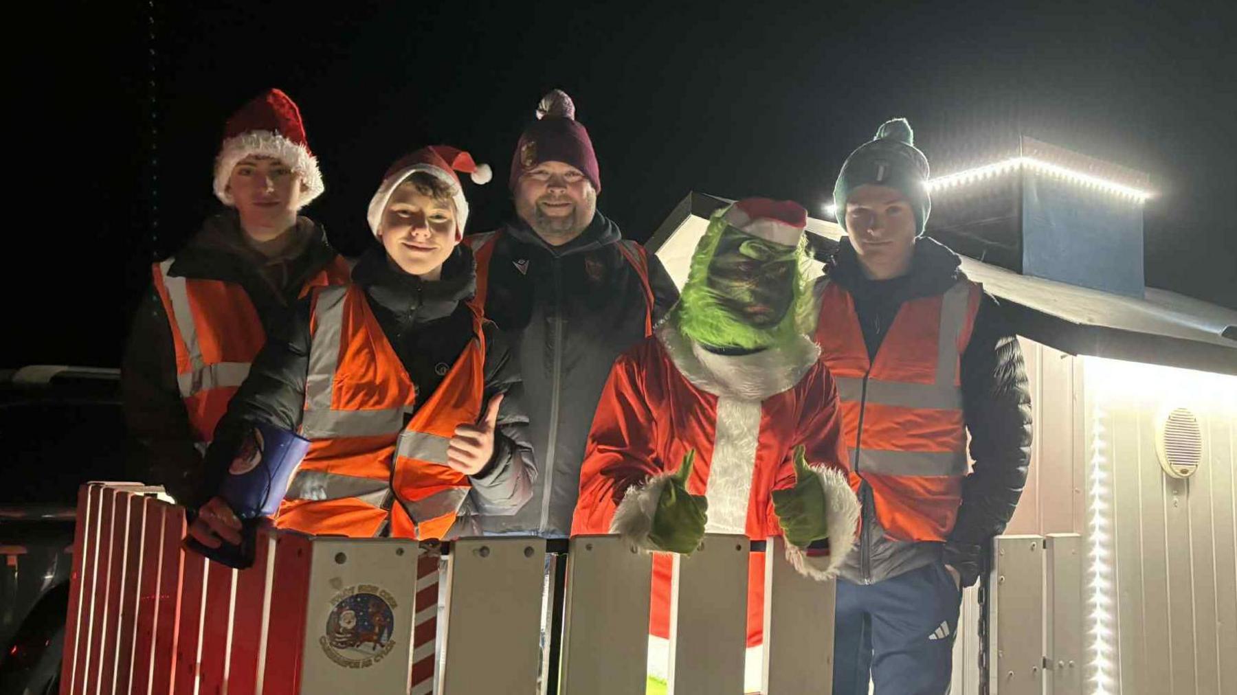 Apêl am ragor o wirfoddolwyr i fflôt Siôn Corn ardal Caernarfon - BBC ...