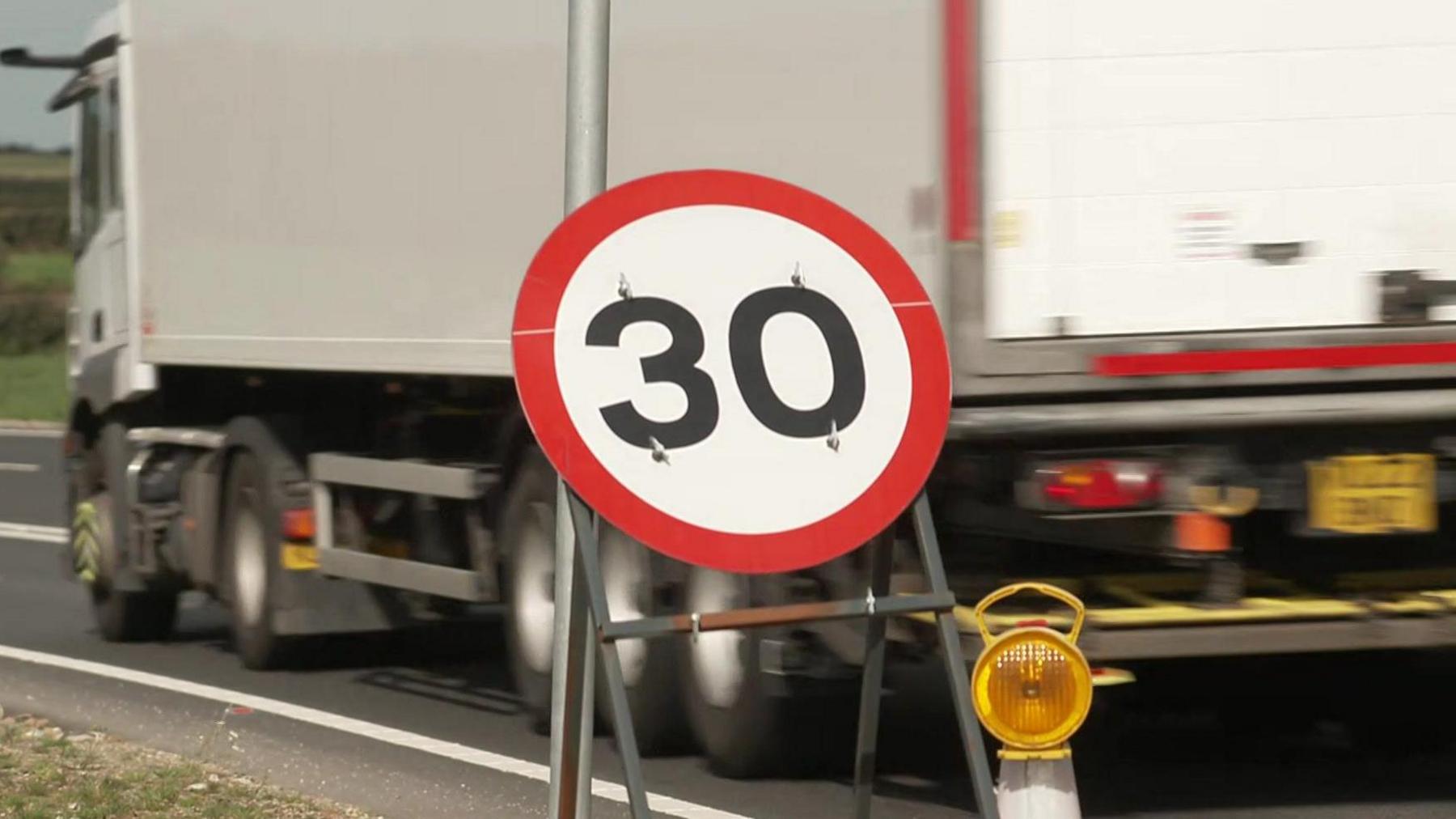 Temporary 30mph speed limit lifted on Cornwall link road - BBC News
