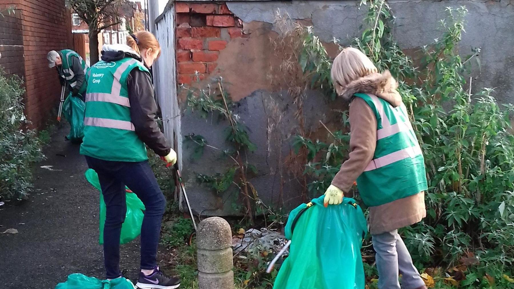 'We do what we can but littering in Crewe is getting worse' - BBC News