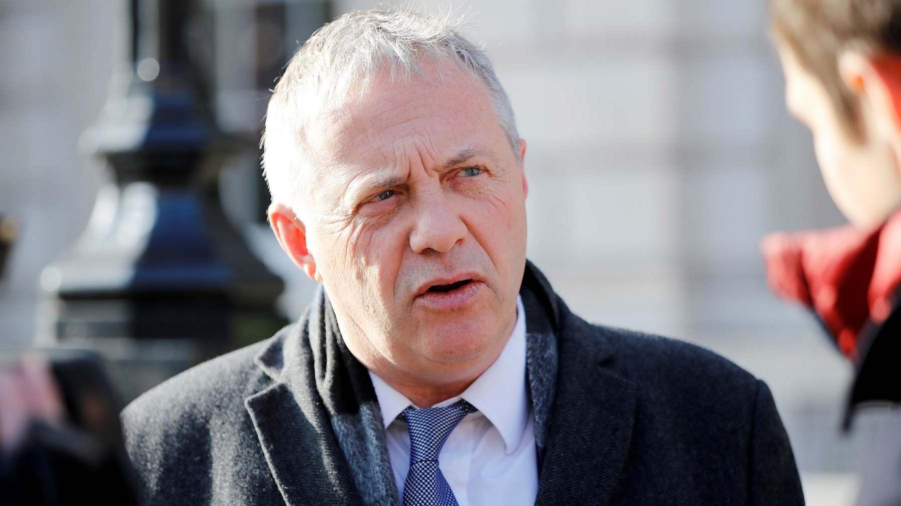 NHS staff should be banned from wearing pro-Palestinian badges, report ...