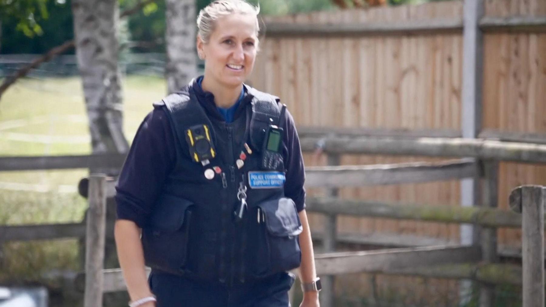Maidstone girls supported by horses through Kent Police course - BBC