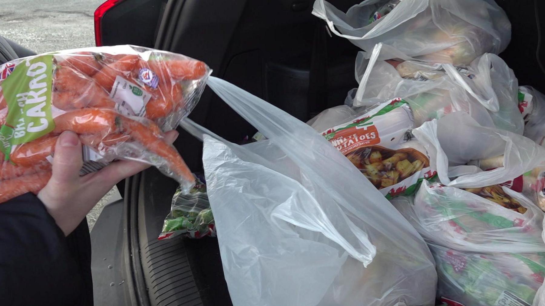 Llysiau yn anrheg Nadolig i bawb mewn pentref ym Môn - BBC Cymru Fyw