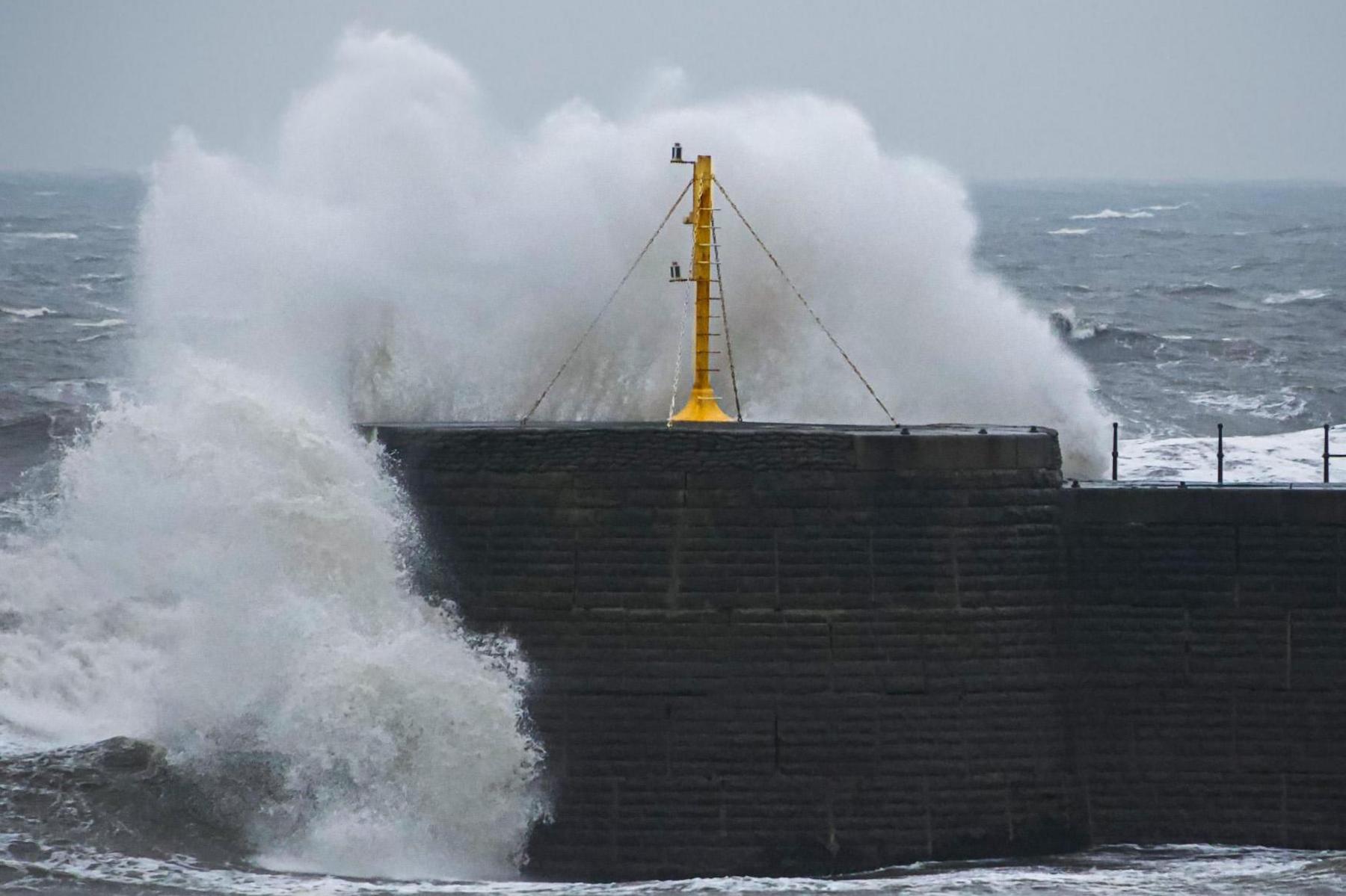Ferocious waves strike north-east England coast - BBC News