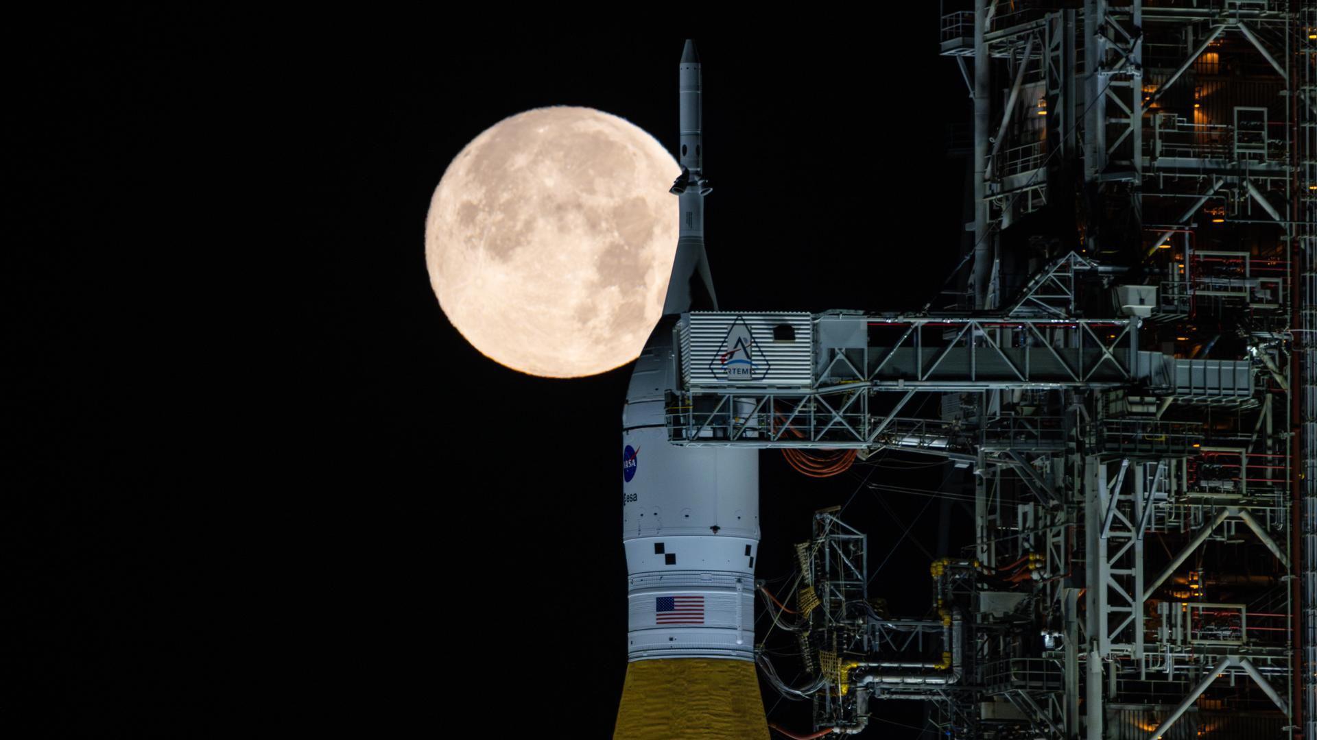 Nasa announces change to its Moon landing plans - BBC News