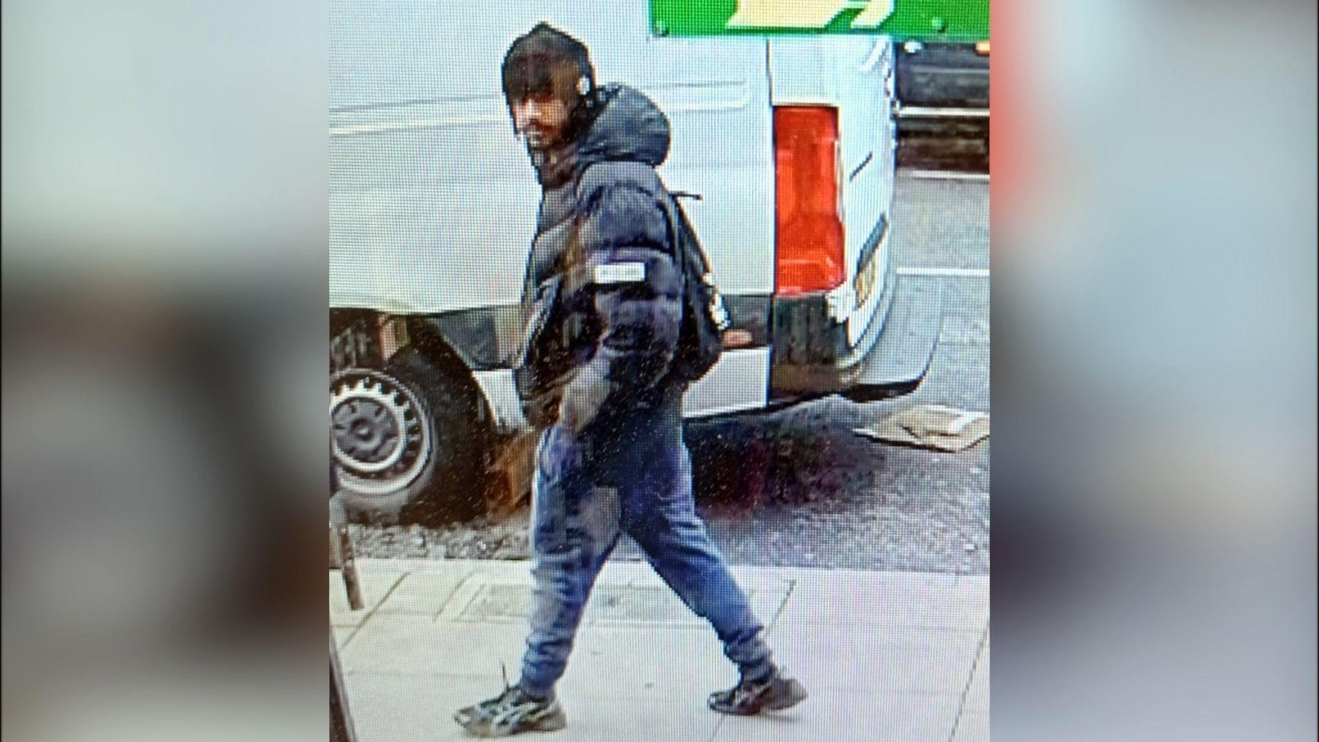 Appeal to find man after boy, 15, fatally stabbed in Islington - BBC News