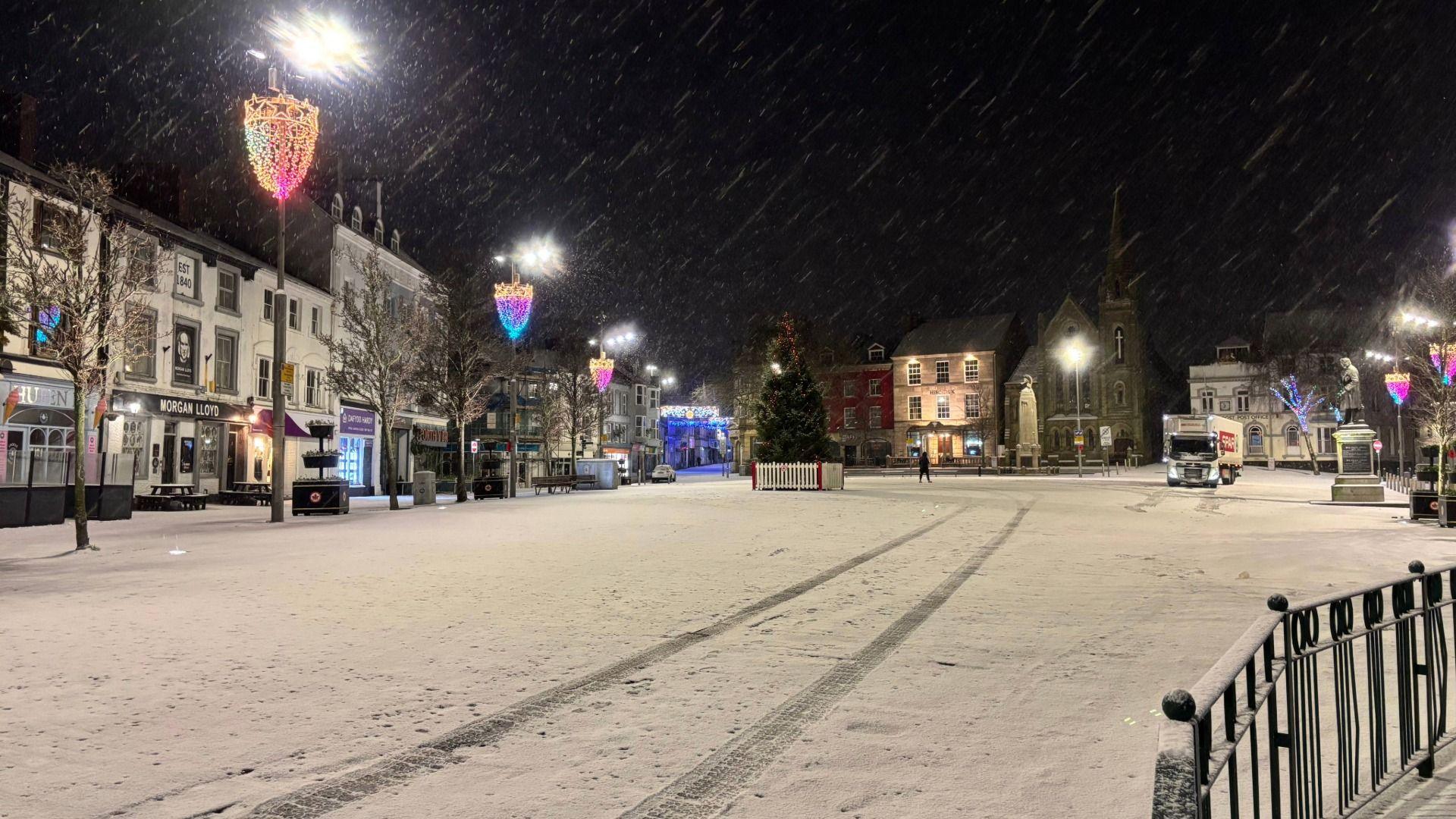 Degau o ysgolion ar gau ddydd Llun oherwydd eira a rhew - BBC Cymru Fyw