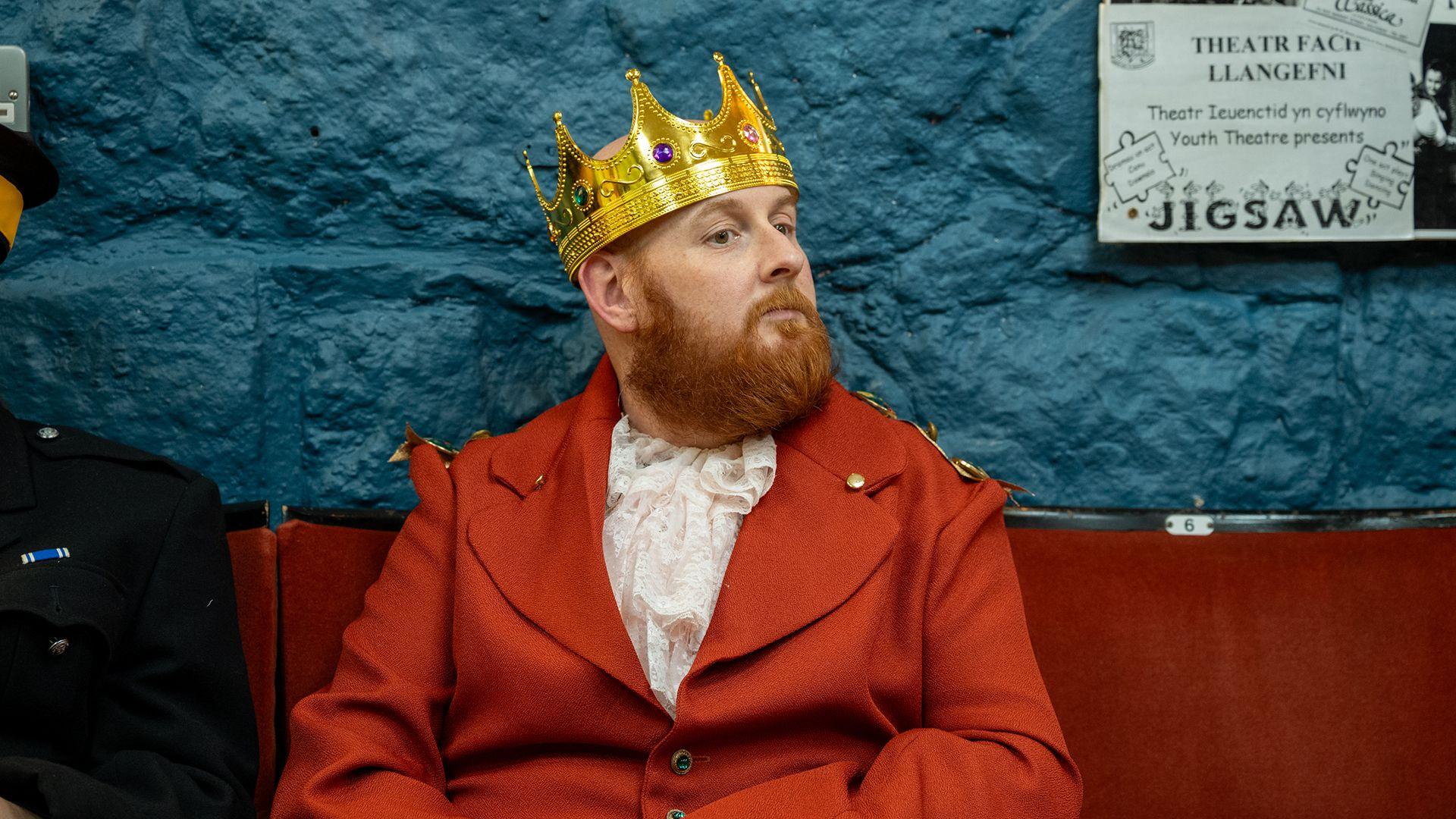 Amser Panto - lluniau o berfformiad Theatr Fach Llangefni - BBC Cymru Fyw