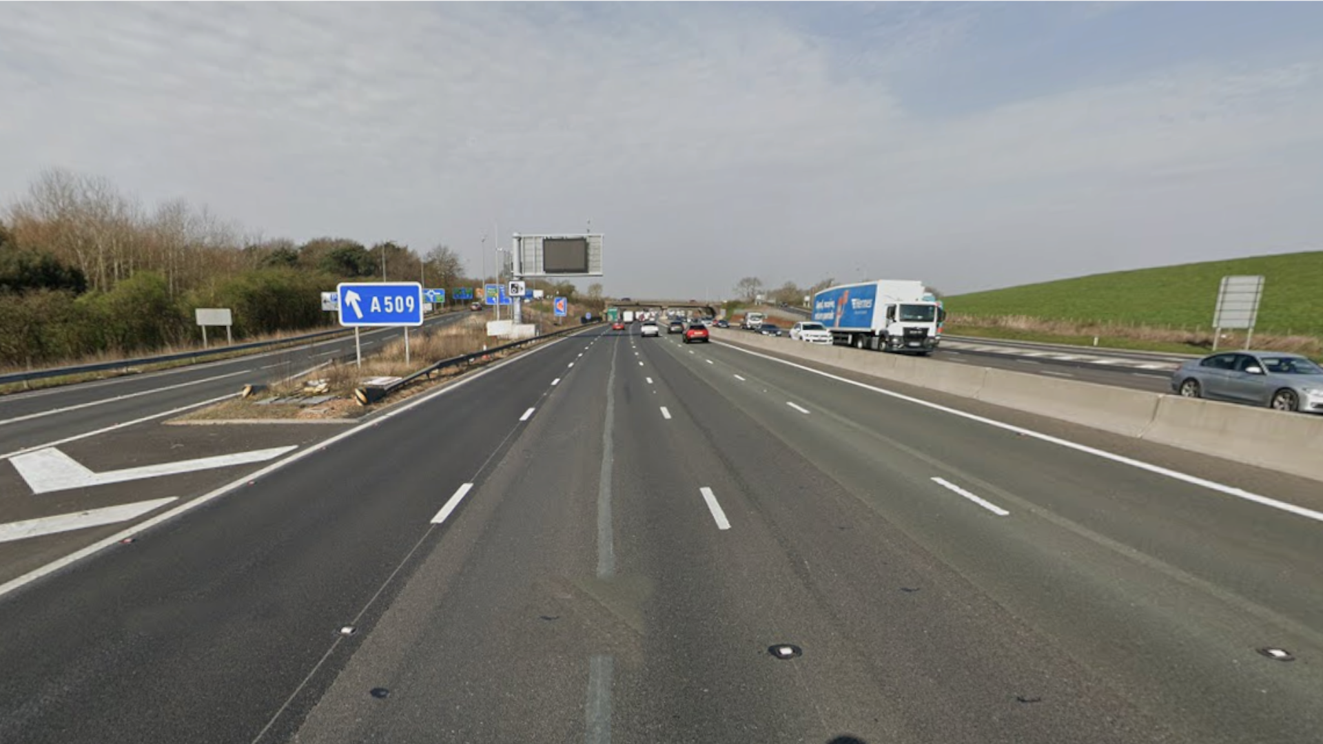 Man in hospital and two arrested after M1 crash at Milton Keynes - BBC News
