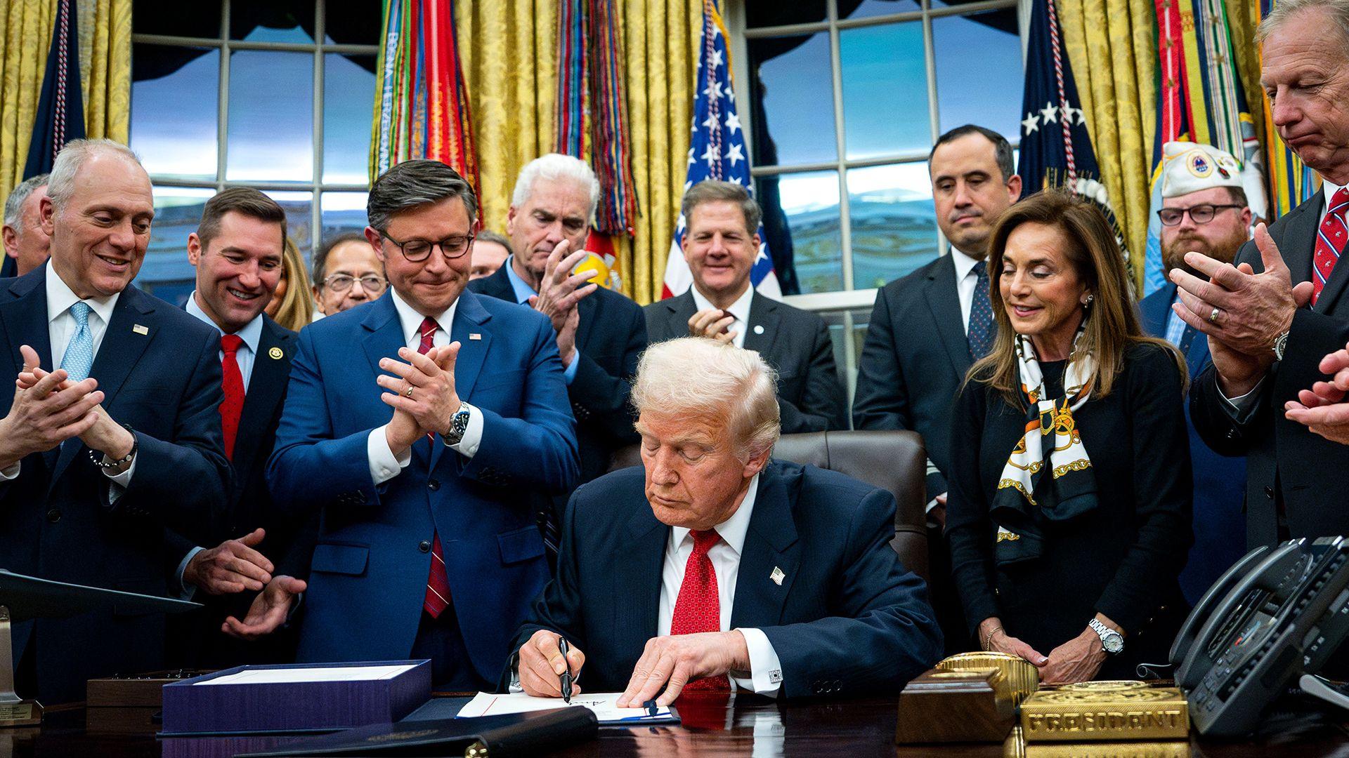 Trump signs spending bill to end longest shutdown in US history - BBC News