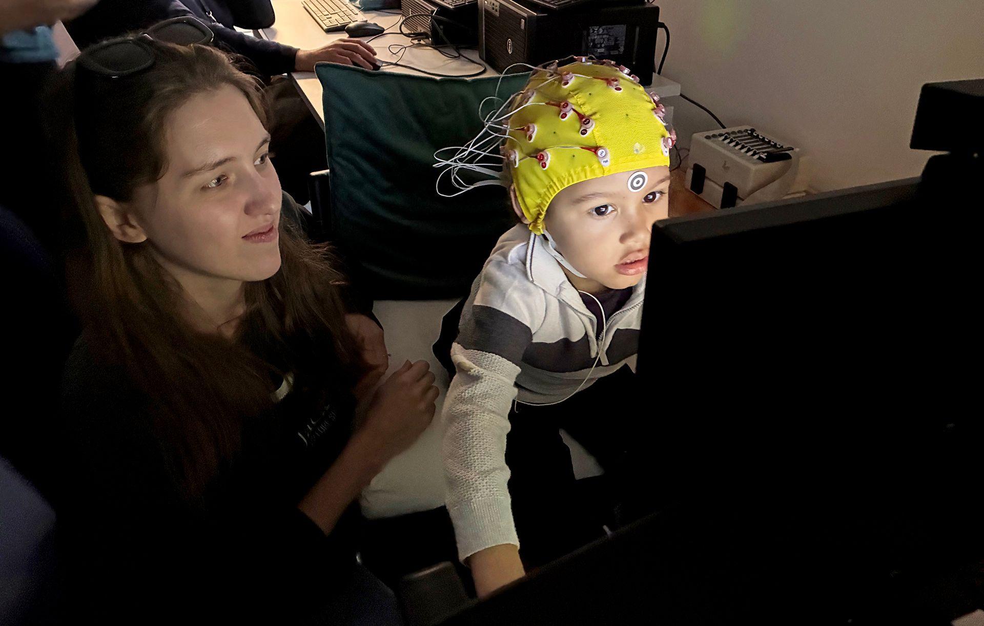 Screen time for under-fives should be limited to one hour a day ...