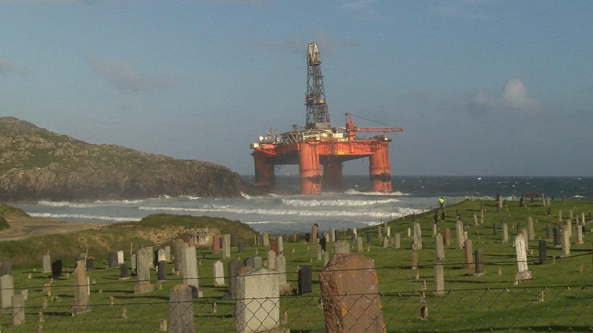 Salvage experts begin examining stricken Western Isles oil rig - BBC News