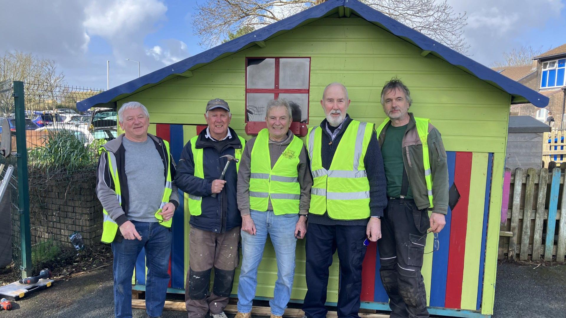 Looe Primary Academy receive playhouse from Looe Shedders - BBC News