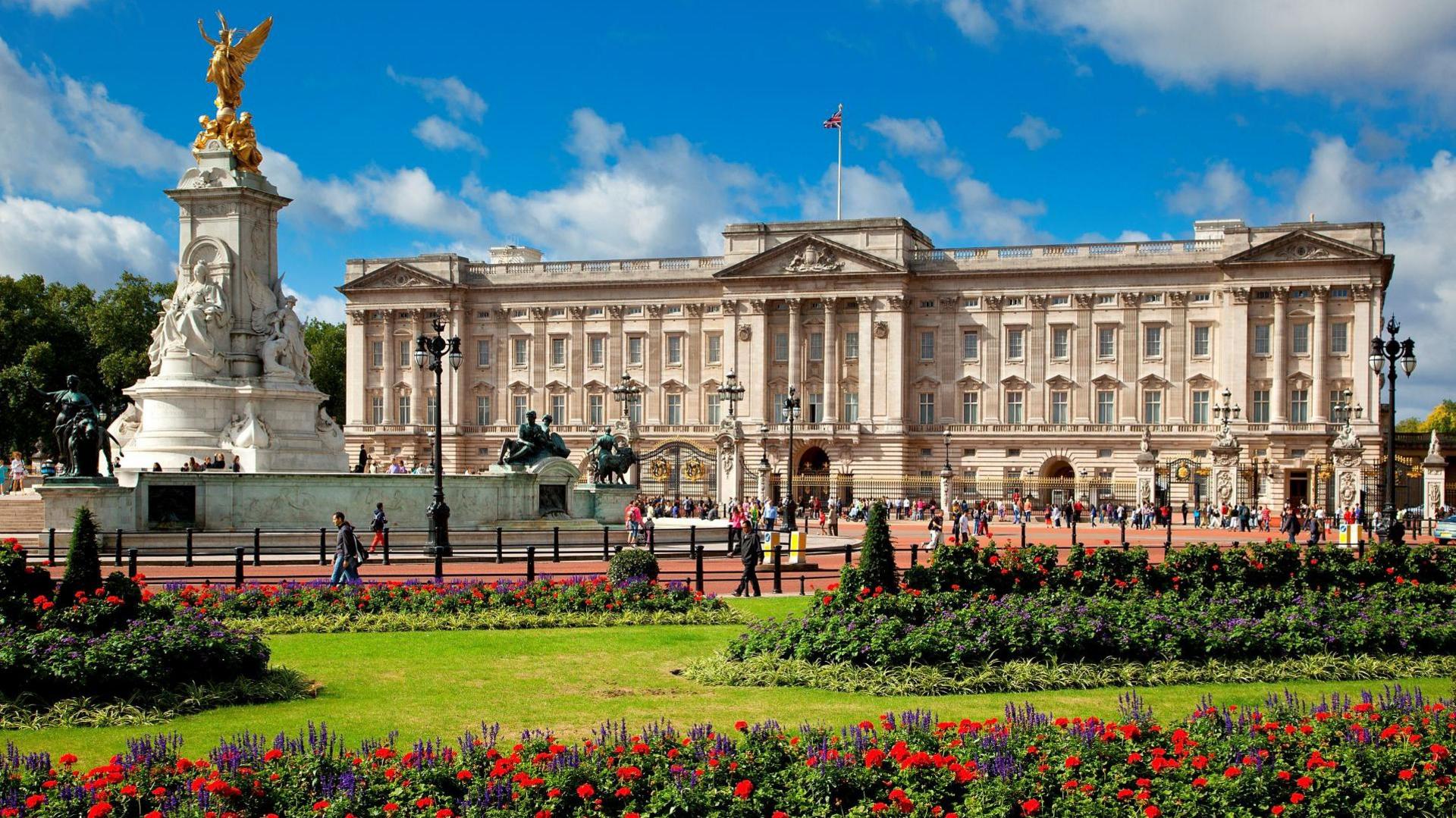 Court order for woman who made fake Buckingham Palace bomb threat - BBC ...